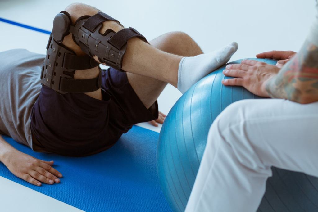 Protesi al ginocchio, riabilitazione, sport: le domande più frequenti